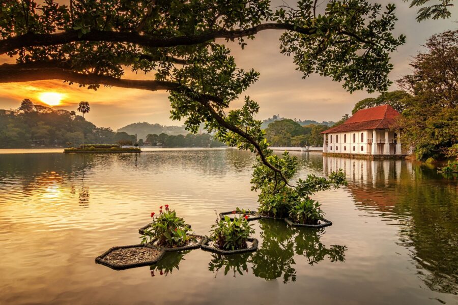Kandy Lake in Sri Lanka - Sri Lanka Explorers