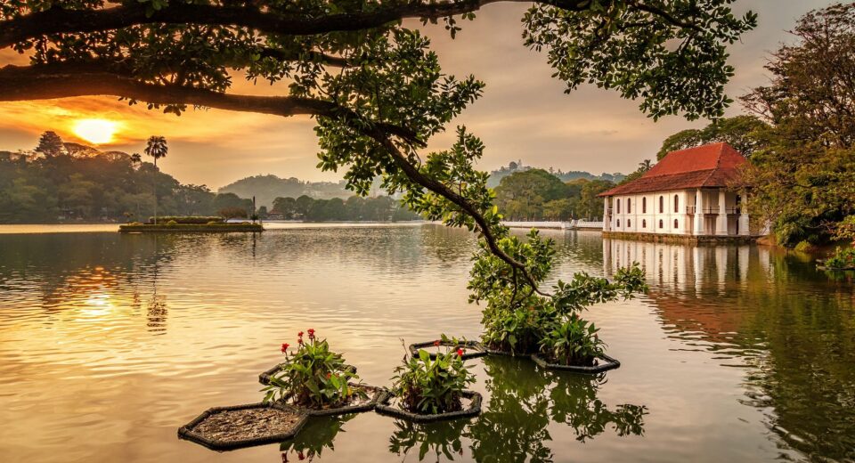 Kandy Lake in Sri Lanka - Sri Lanka Explorers